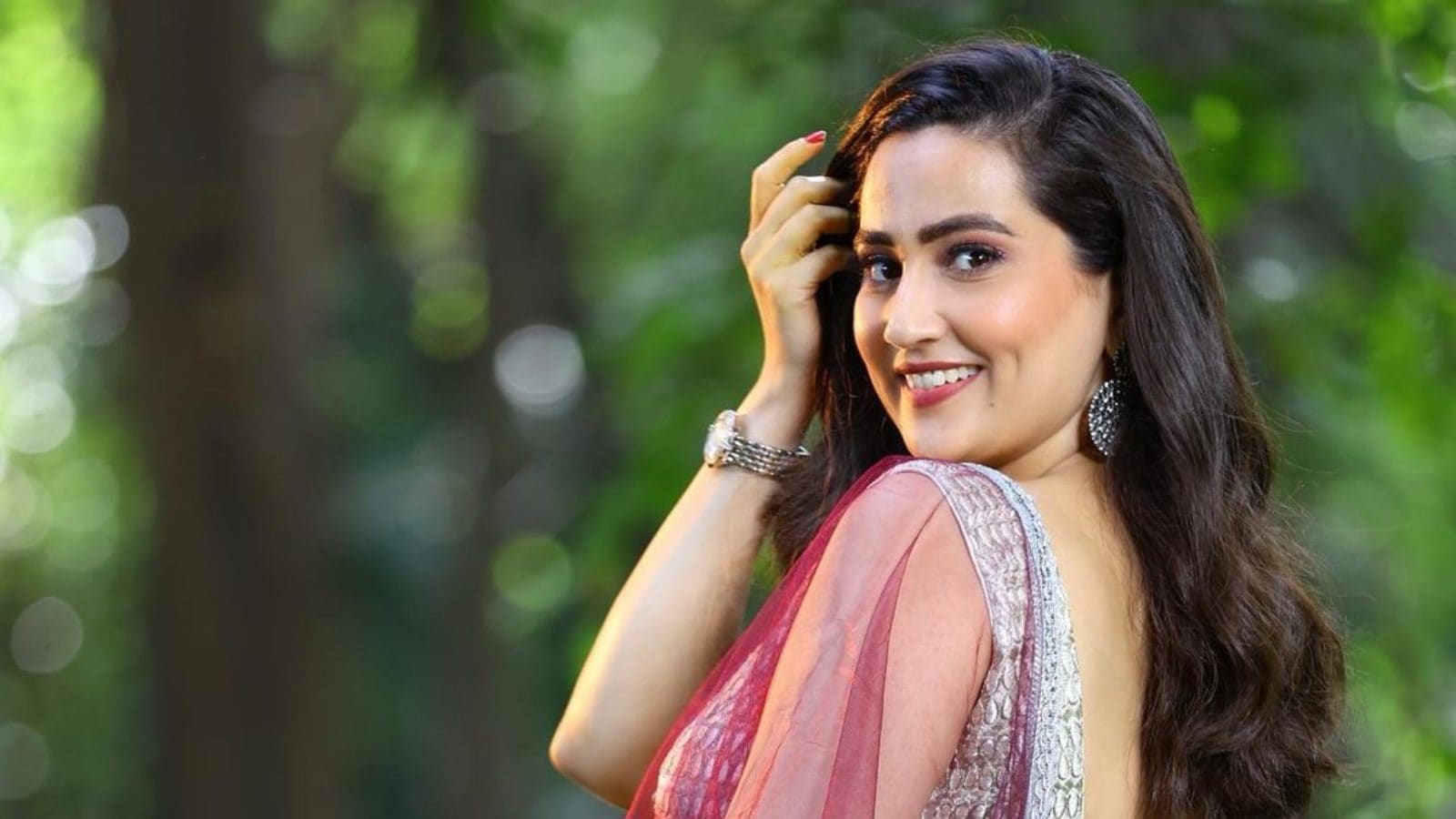 Anchor Manjusha : యాంకర్ మంజూష బ్యాక్ అందాలు.. అదరహో అనాల్సిందే ...