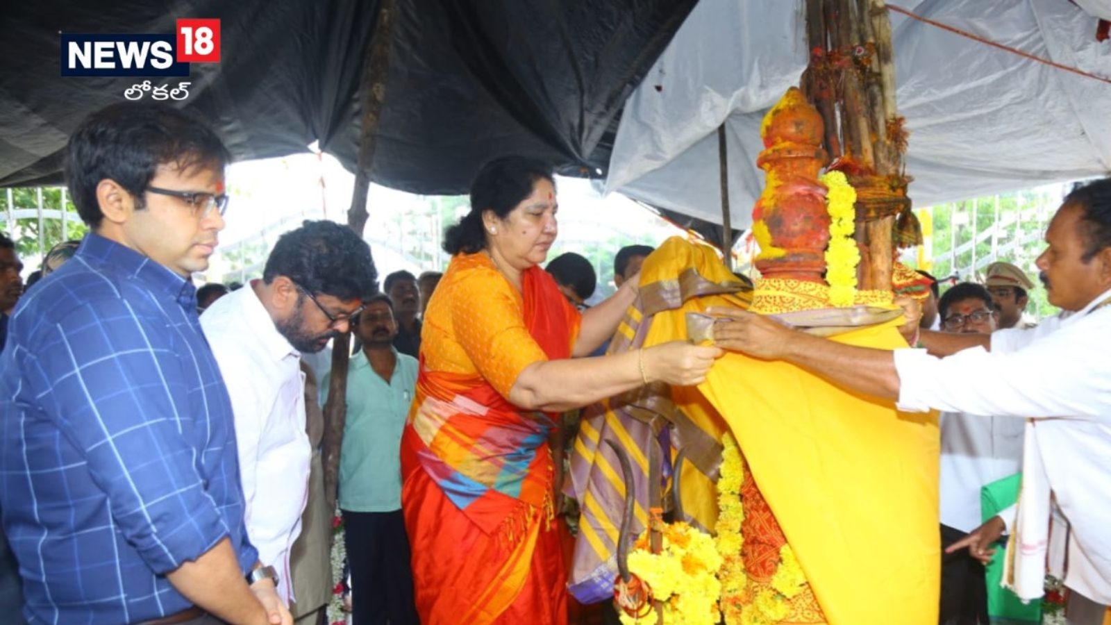 ములుగు జిల్లాలోని మేడారం సమ్మక్క, సారలమ్మకు బతుకమ్మ చీరలు సమర్పించిన ...