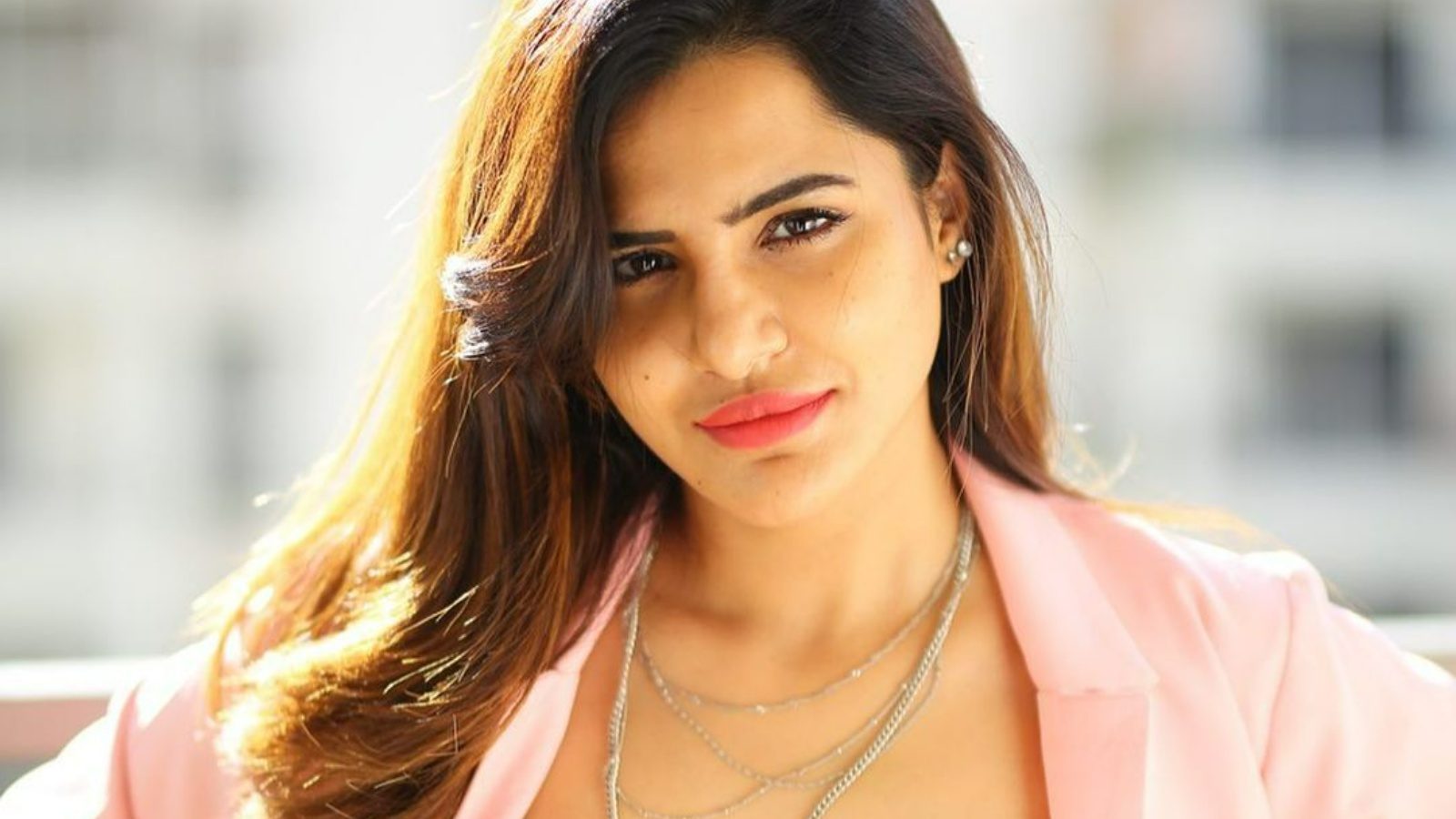 Ashu Reddy: షర్ట్ ఓపెన్! కెమెరా ముందు ఎద అందాలు.. ఇంతకన్నా అరాచకం ...
