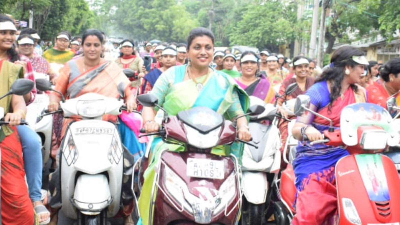 Minister Roja: మంత్రి రోజా బైక్ ర్యాలీ.. నాలుక కోసి కారం పెడతానంటూ ...