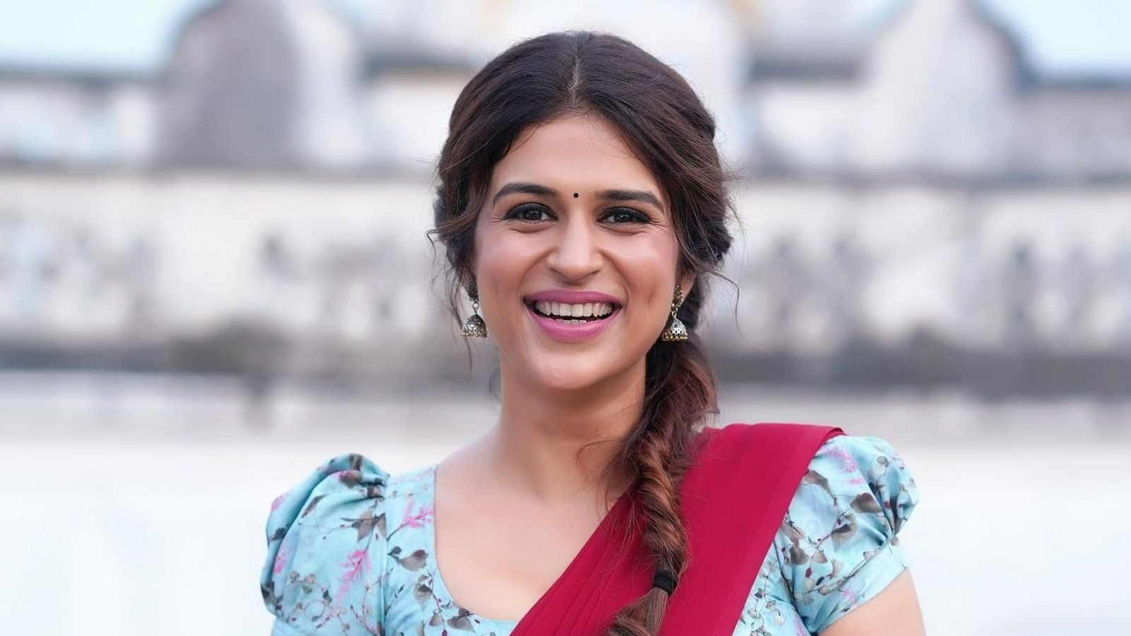 Shraddha Das: హాఫ్ శారీలో అందాలు అదరహో.. శ్రద్దా దాస్ ఒంపుసొంపుల వల!!