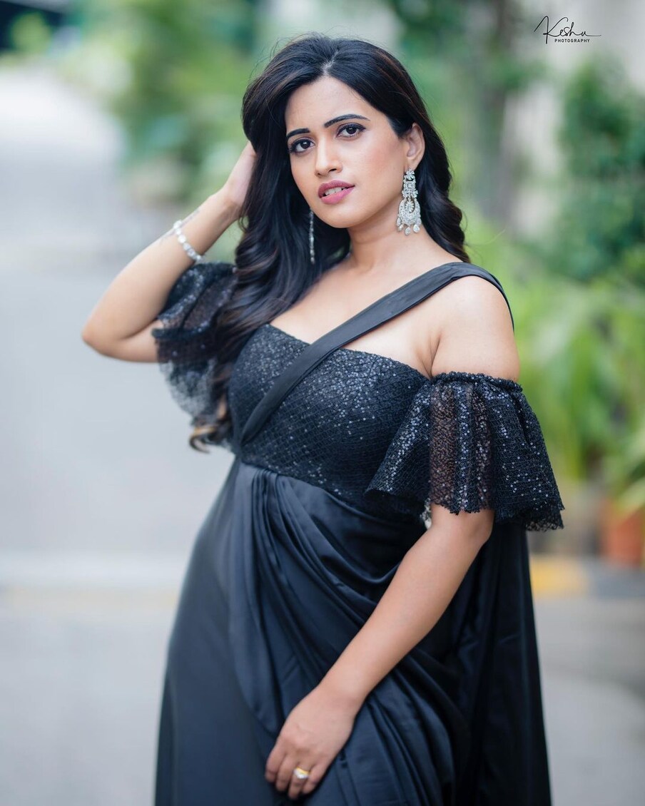 Anchor Sravanthi : బ్లాక్ టాప్‌లో అదిరే అందాలతో యాంకర్ స్రవంతి పోజులు ...