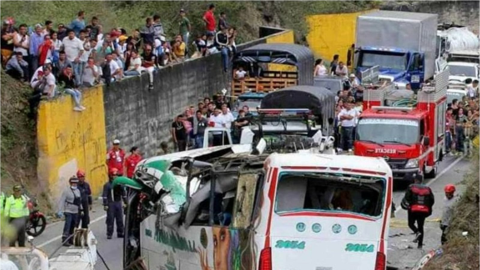Colombia Bus Accident: నడిరోడ్డుపై బస్సు బోల్తా.. 20 మంది ప్రయాణికులు ...