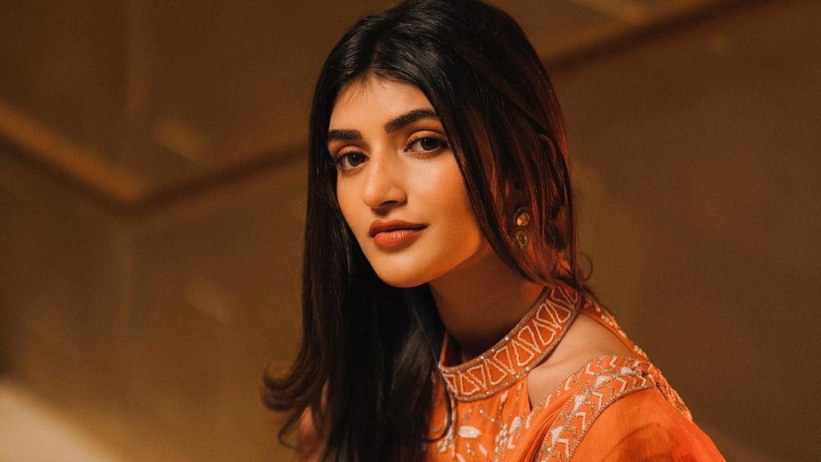 Sreeleela: ఆరెంజ్ కలర్‌ డ్రెస్సులో నిగనిగలాడుతున్న శ్రీలీల ...