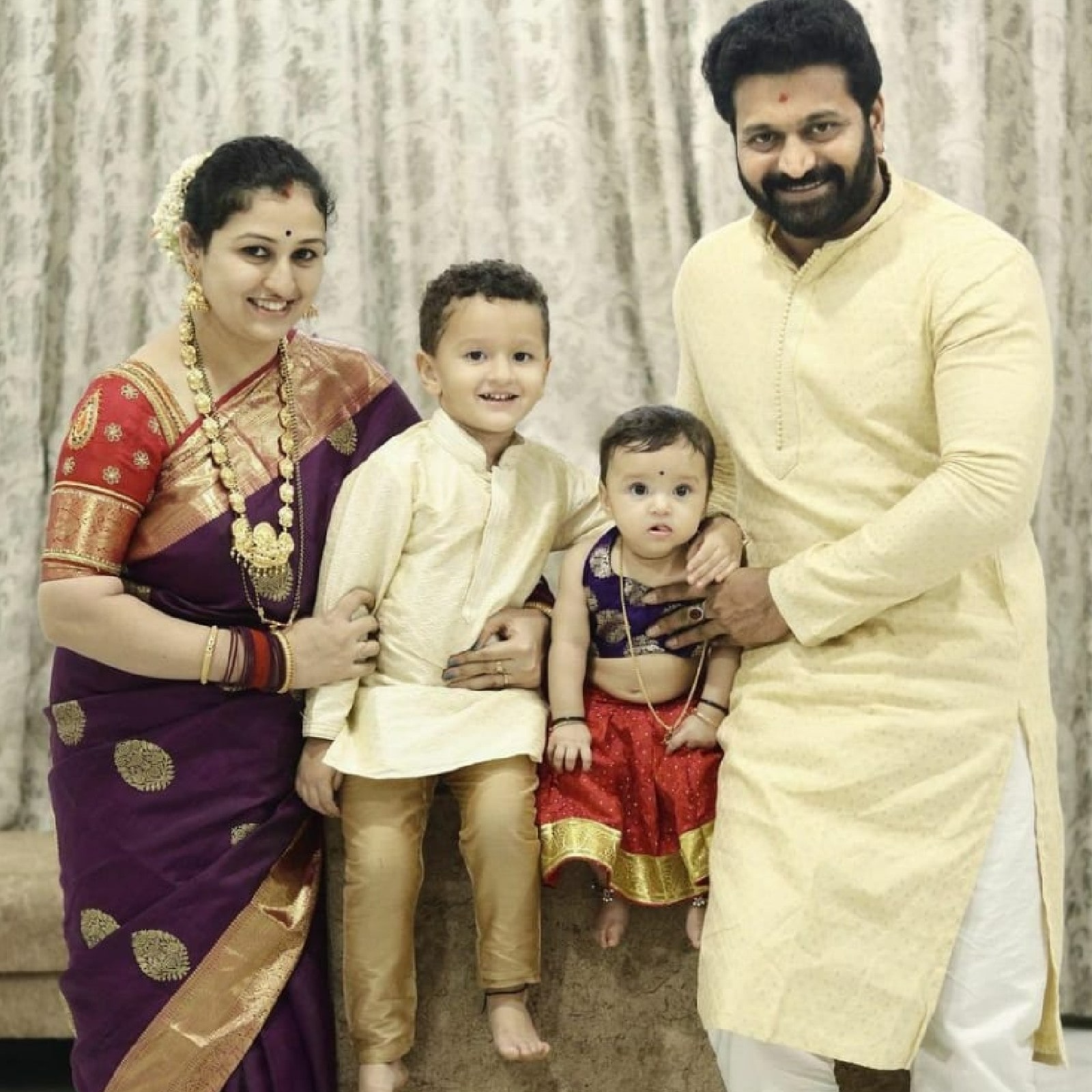 Rishab Shetty-Pragathi Shetty: రిషబ్ శెట్టి ఫ్యామిలీ ఫోటో షూట్... వైరల్ ...