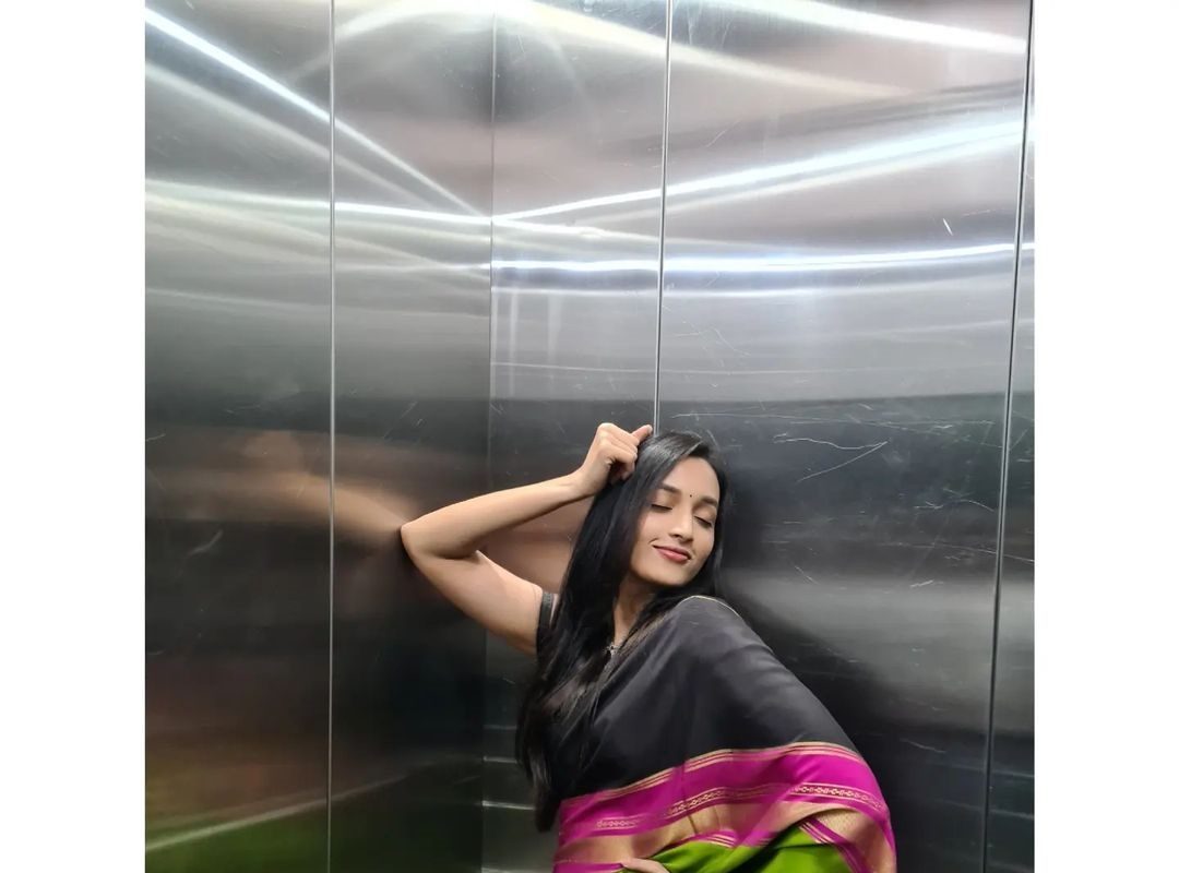 Shrinidhi Shetty: లిఫ్ట్‌లో శ్రీనిధి శెట్టి కొత్త ఫోజులు.. చీరల వయ్యారాలు పోతూ ఫోటోలు ...