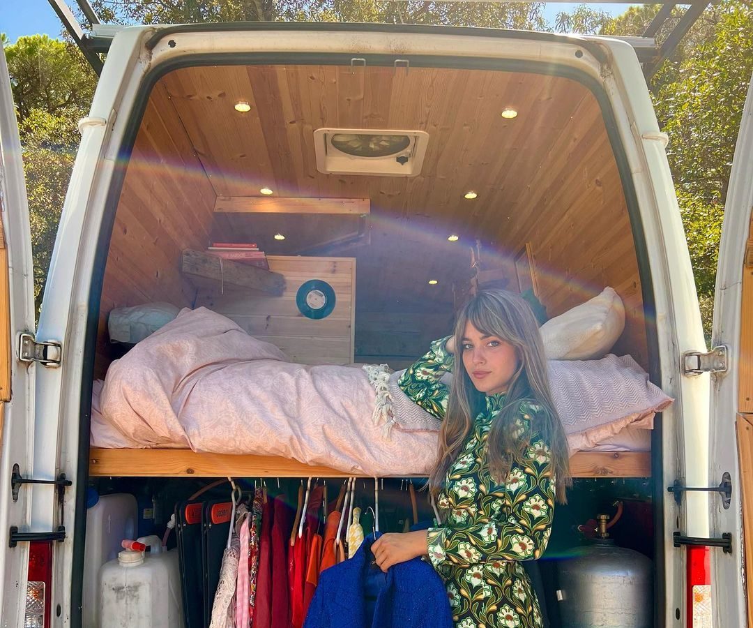 Van Life : రొటీన్ లైఫ్ నచ్చలేదట.. వ్యాన్‌లో జీవిస్తున్న 22 ఏళ్ల యువతి ...
