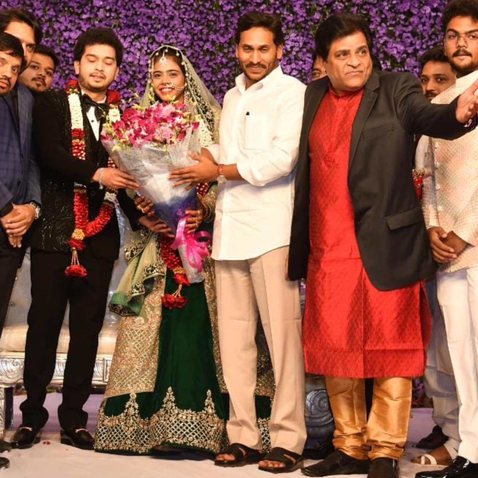 ఆలీ కూతురు రిసెప్షన్‌కు జగన్మోహన్ రెడ్డి.. కొత్త దంపతులను ఆశీర్వదించిన ...