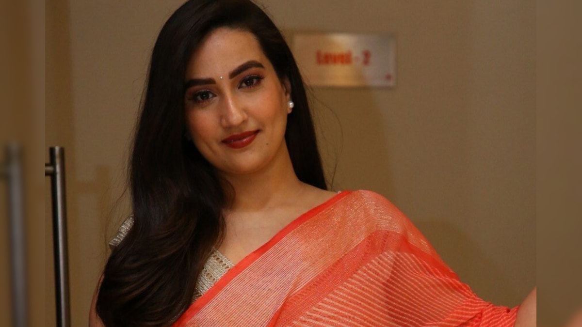 Anchor Manjusha : పలుచని చీరలో యాంకర్ మంజూష పరువాల విందు.. వైరల్ ...