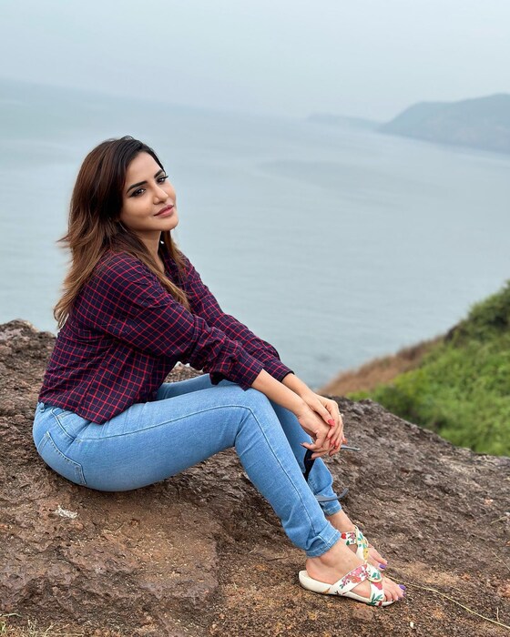 Ashu Reddy: అషు రెడ్డి స్కిన్ టైట్ షో.. కుర్రకారును బేజారు చేస్తున్న బ్యూటీ!!