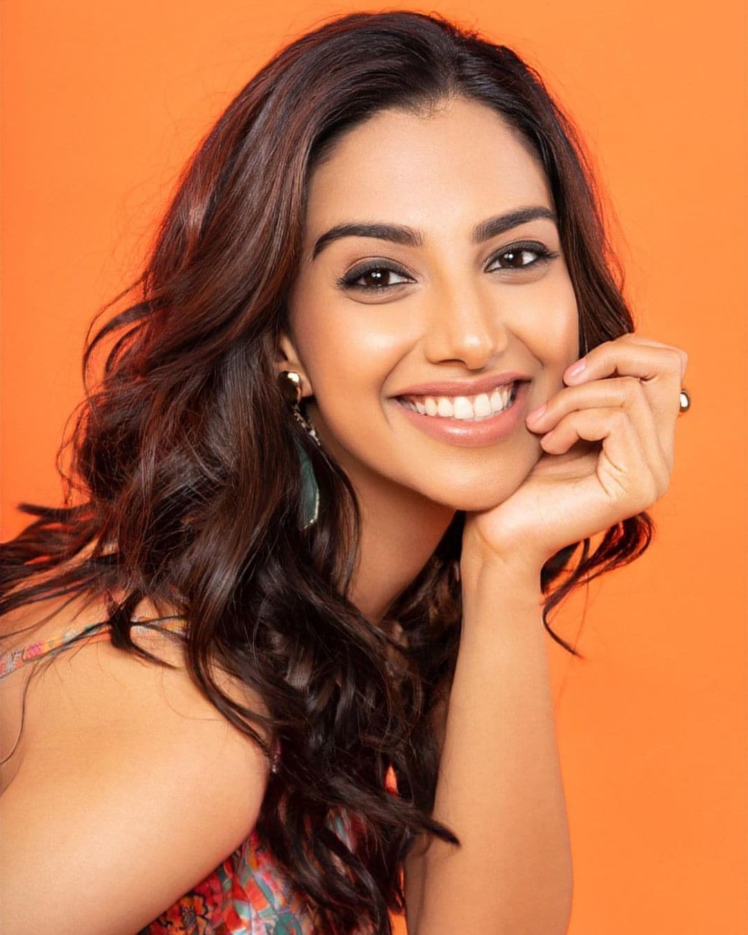 Meenakshi Chaudhary: ఓర చూపులతో చంపేస్తోన్న మీనాక్షి చౌదరి.. లేటెస్ట్ ...