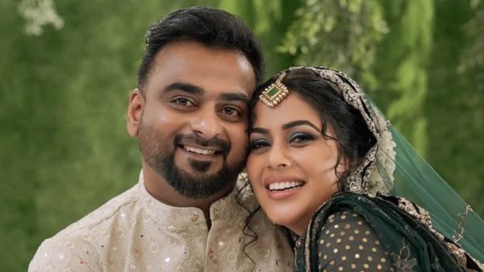 Poorna : భర్తతో పూర్ణ క్యూట్ పోజులు.. పరవశంలో మలయాళీ అందం.. పిక్స్ వైరల్.. Poorna shares some ...