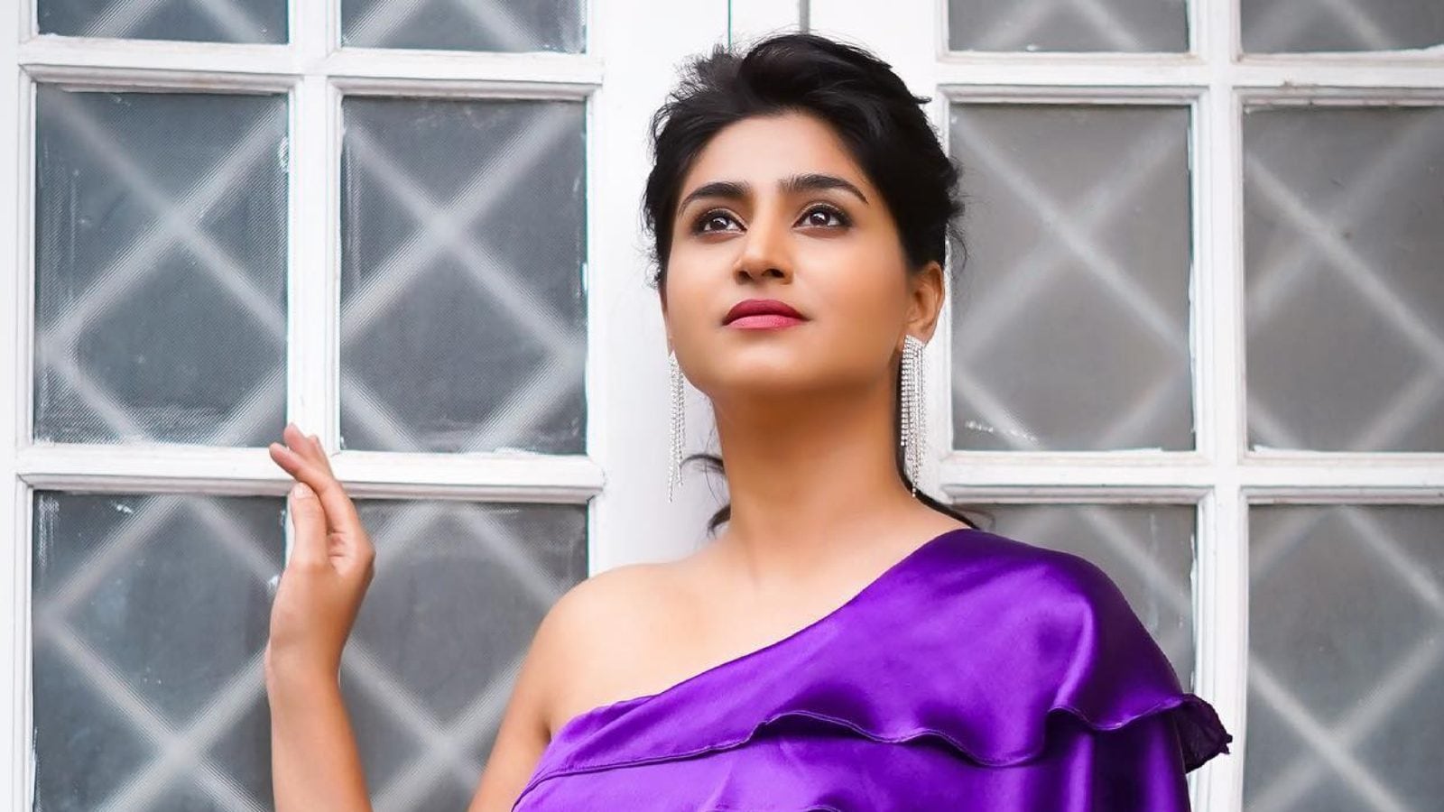 Anchor Varshini : యాంకర్ వర్షిణి నాభి అందాలు.. వైరల్ అవుతోన్న పిక్స్ ...