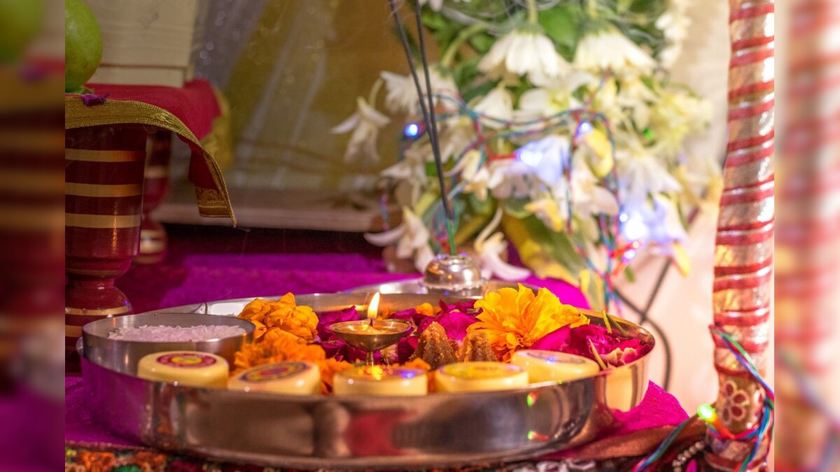 Puja Tips : ఈ పూలను దేవుళ్లకు పొరపాటున కూడా సమర్పించకండి.. – News18 తెలుగు