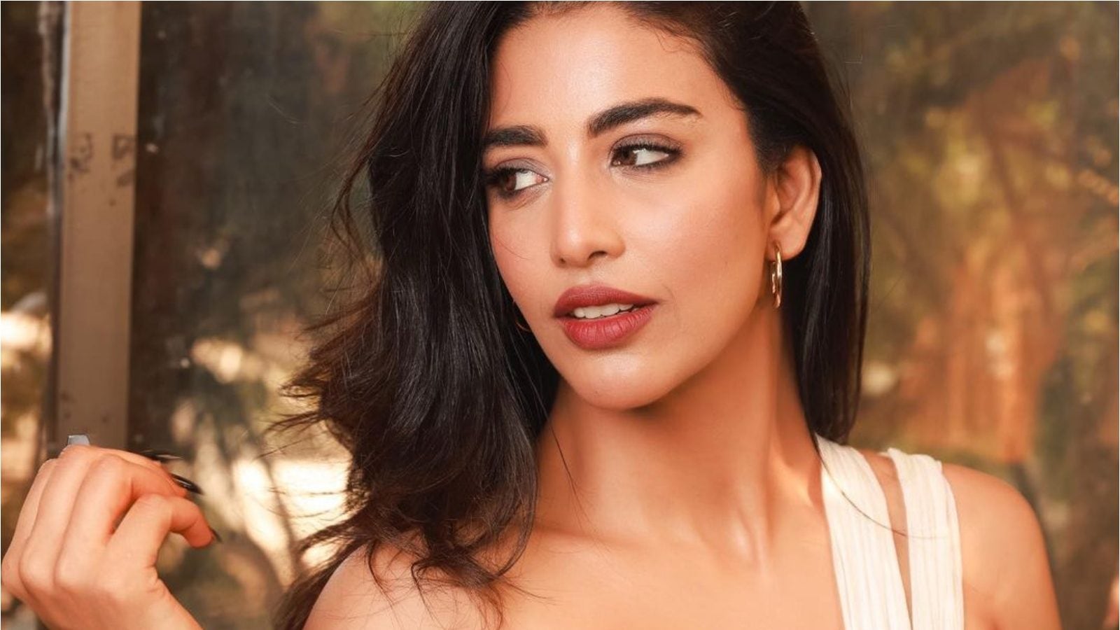 Daksha Nagarkar : వైట్ టాప్‌లో దక్ష పరువాల జాతర.. వైరల్ అవుతోన్న పిక్స్ ...