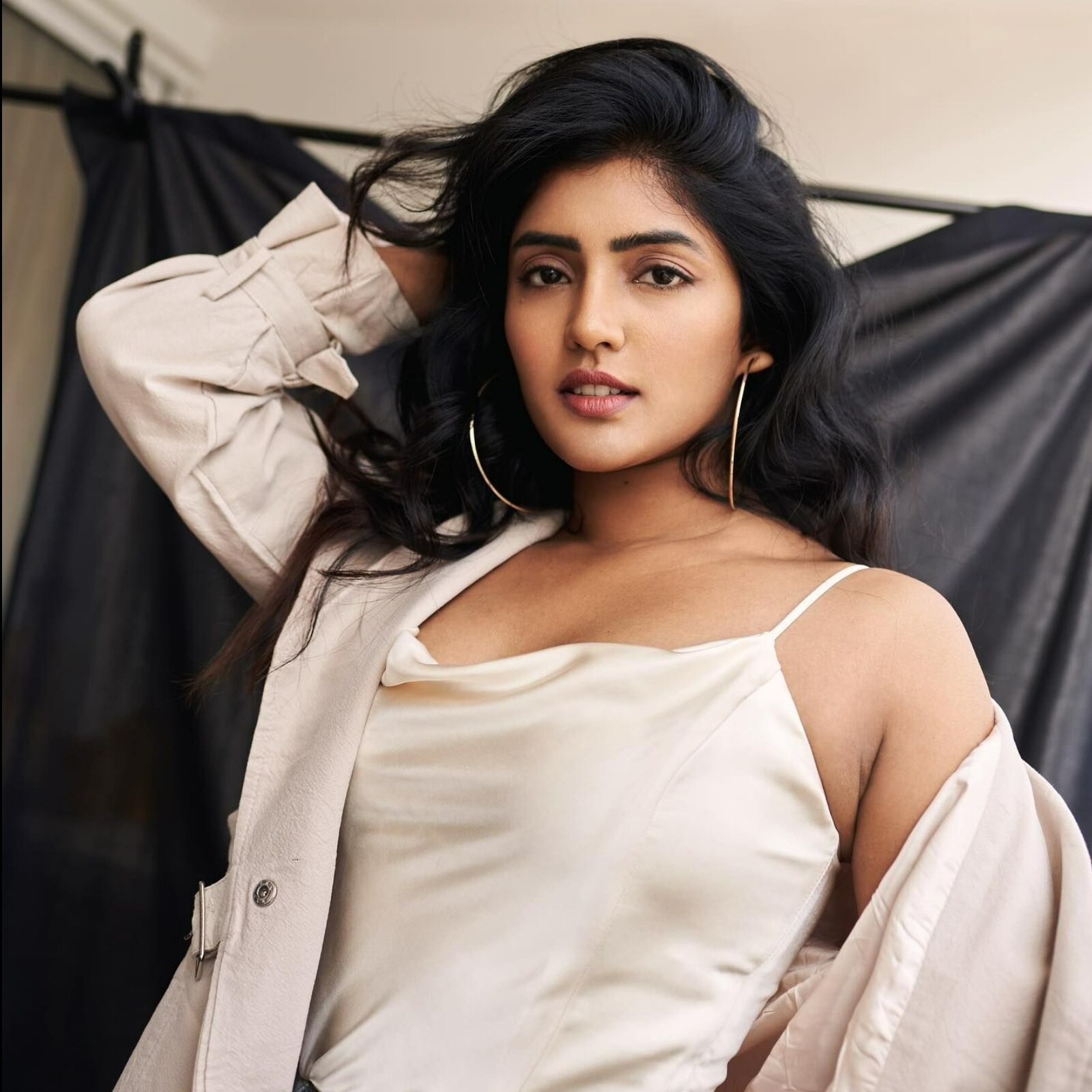 Eesha Rebba: ఈషా రెబ్బా శారీ స్టోరీ.. నడుము మడతలు చూపిస్తూ ఆ సీక్రెట్ చెప్పిన బ్యూటీ – News18 తెలుగు