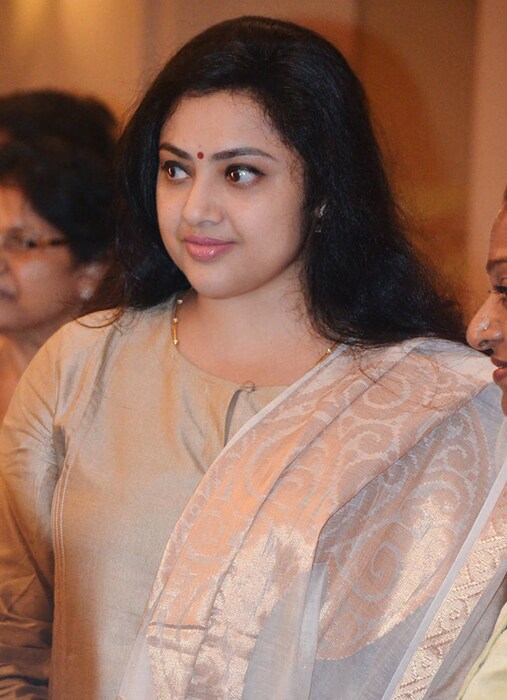 Meena: రెమ్యునరేషన్ భారీగా పెంచేసిన మీనా.. ఇప్పుడు ఎంతంటే..!