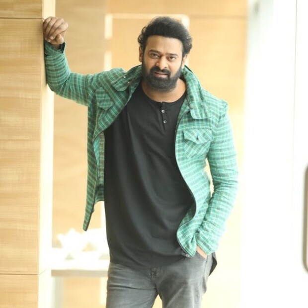 Prabhas: ప్రభాస్ న్యూ లుక్ వైరల్.. ఎగిరి గంతేస్తున్న రెబల్ స్టార్ ...