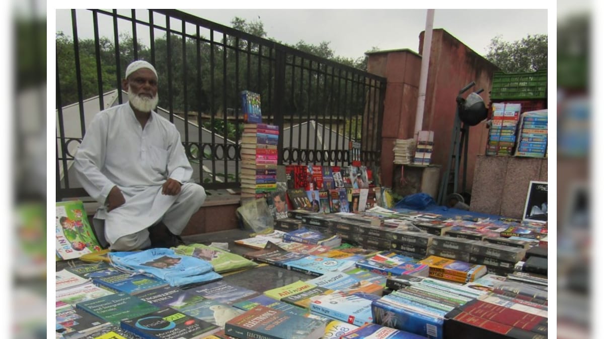 Book stalls in koti: కోఠి అబిడ్స్ పుట్ పాత్ లే పుస్తక బాంఢాగారాలు ...