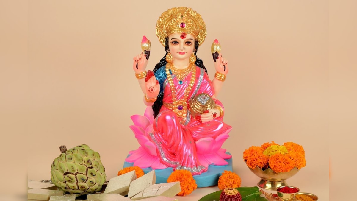 Lakshmi Devi Puja: శుక్రవారం నాడు లక్ష్మీదేవిని ఇలా పూజించండి.. దరిద్రం ...