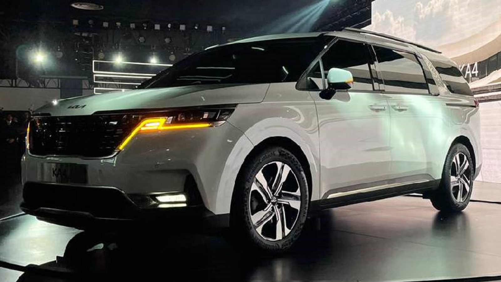 Kia motors unveiled Next gen Kia Carnival MPV See Design and Features ...