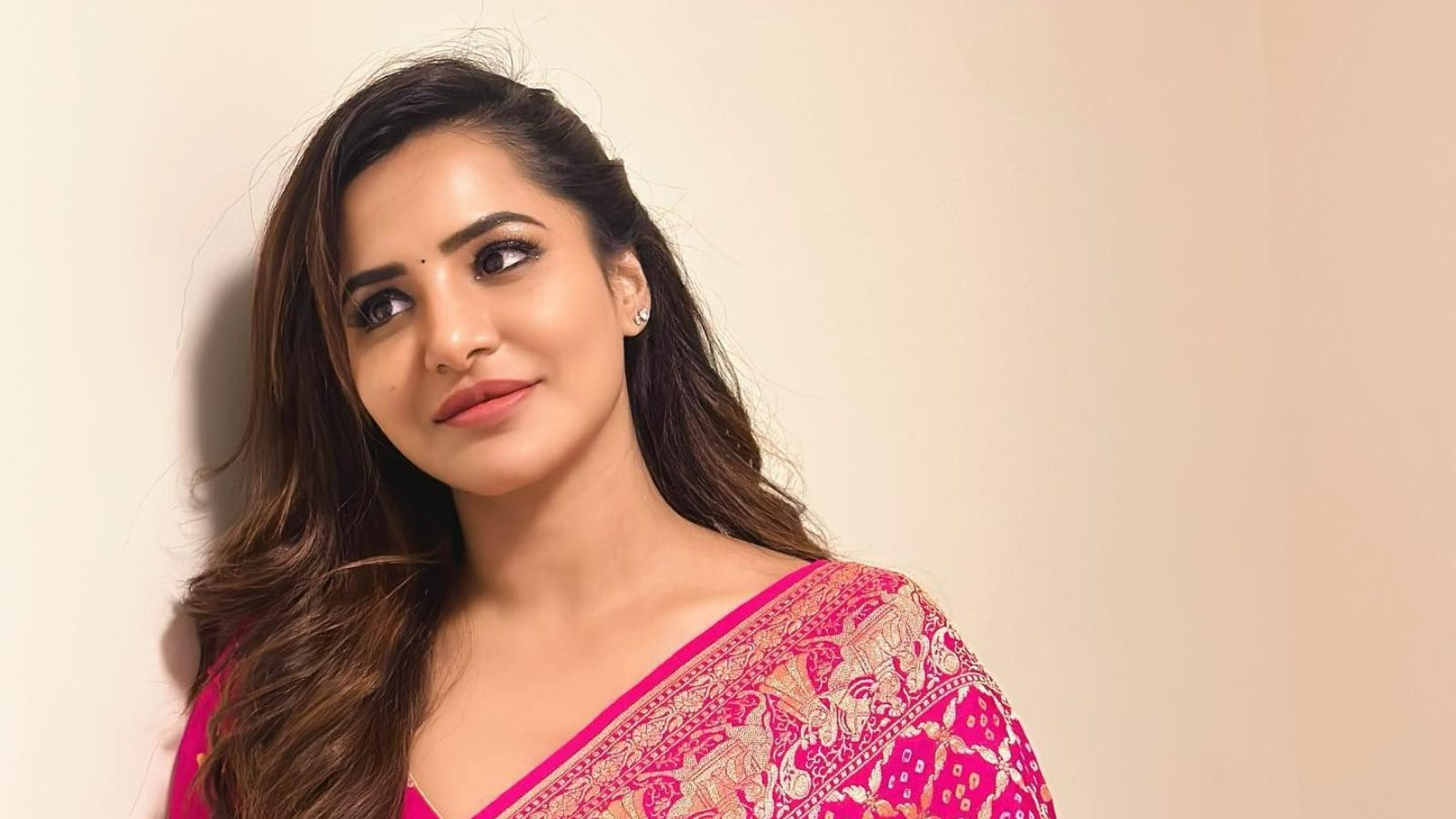 Ashu Reddy Saree looks from New York | న్యూయార్క్‌లో గత రాత్రి అంటూ అషు ...