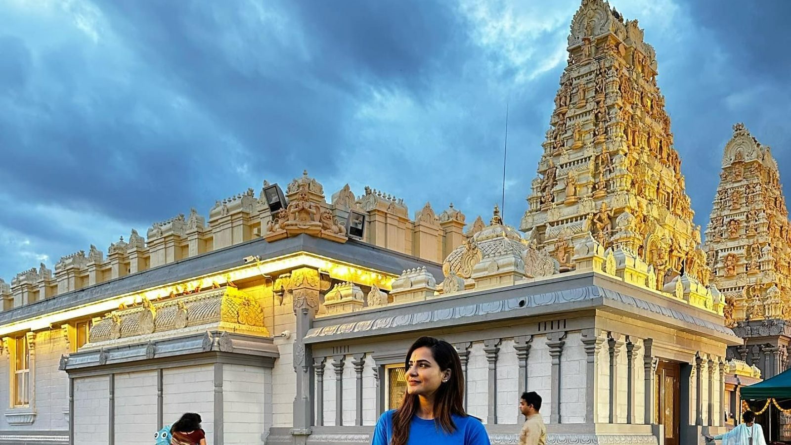 Ashu reddy at Shri Shiva Vishnu Temple in Australia | విదేశాల్లో అషు ...
