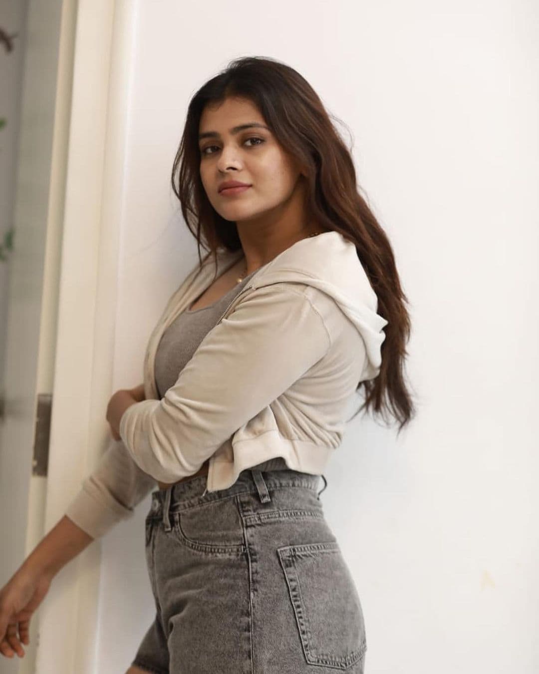 ఆఫర్లు లేక బొద్దుగా మారిన హెబ్బా పటేల్ ..శ్రీమతి గెటప్‌లో కుమారి21ఎఫ్ ...