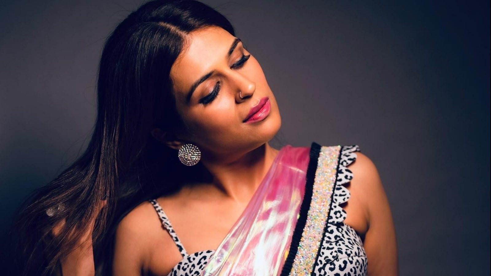 Shraddha Das shared her latest hot Saree photos | లేలేత సొగసులతో ...