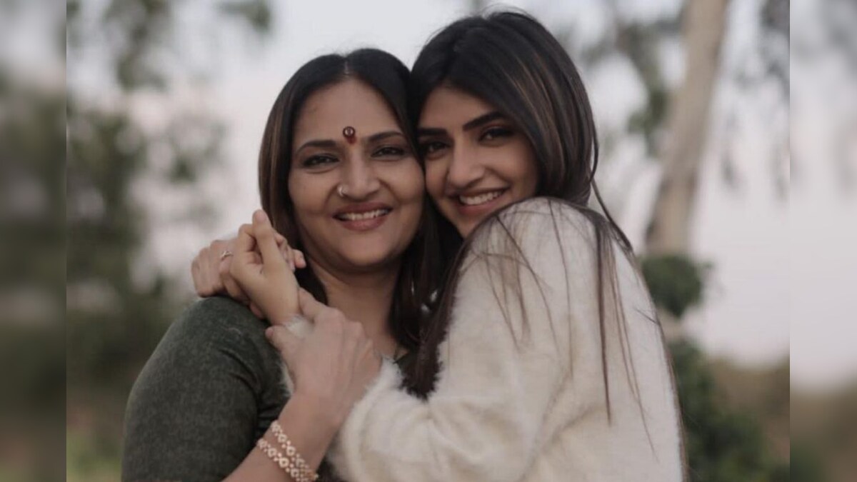 Sreeleela : ధమాకా బ్యూటీ శ్రీలీలతో నవ్వులు చిందిస్తోన్న ఈ వ్యక్తి ఎవరో ...