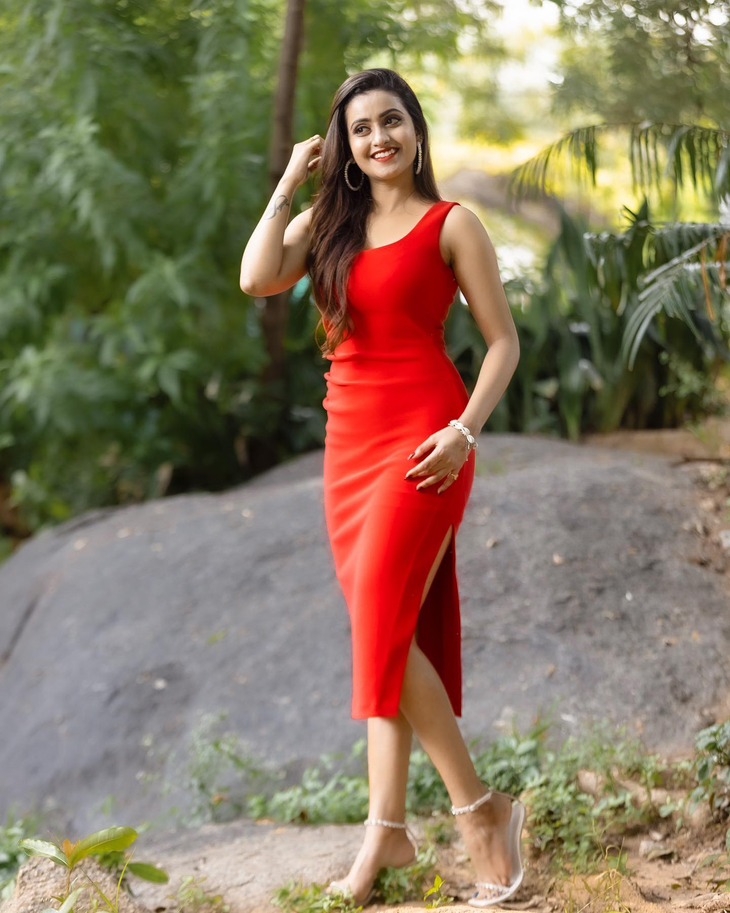 Deepika Pilli : బ్యూటీ ఘోస్ట్ .. రెడ్ డ్రెస్‌లో దీపికా పిల్లి అదరహో ...