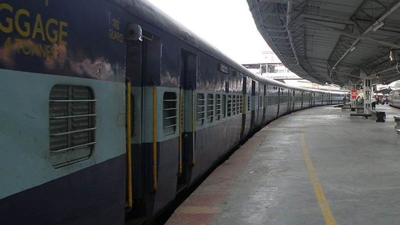 Upper Berth Rules: రైలులో అప్పర్ బెర్త్ సెలెక్ట్ చేసేముందు ఈ రూల్స్ ...