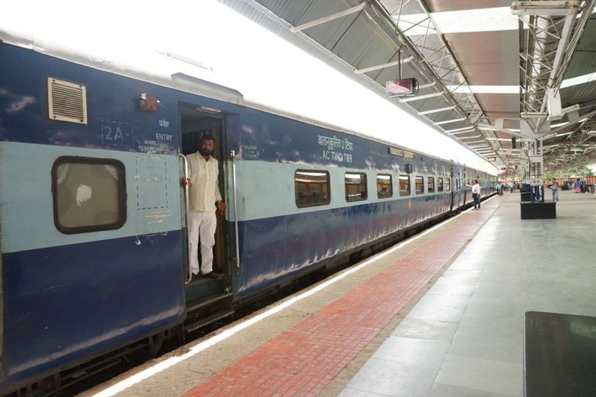 Upper Berth Rules: రైలులో అప్పర్ బెర్త్ సెలెక్ట్ చేసేముందు ఈ రూల్స్ ...