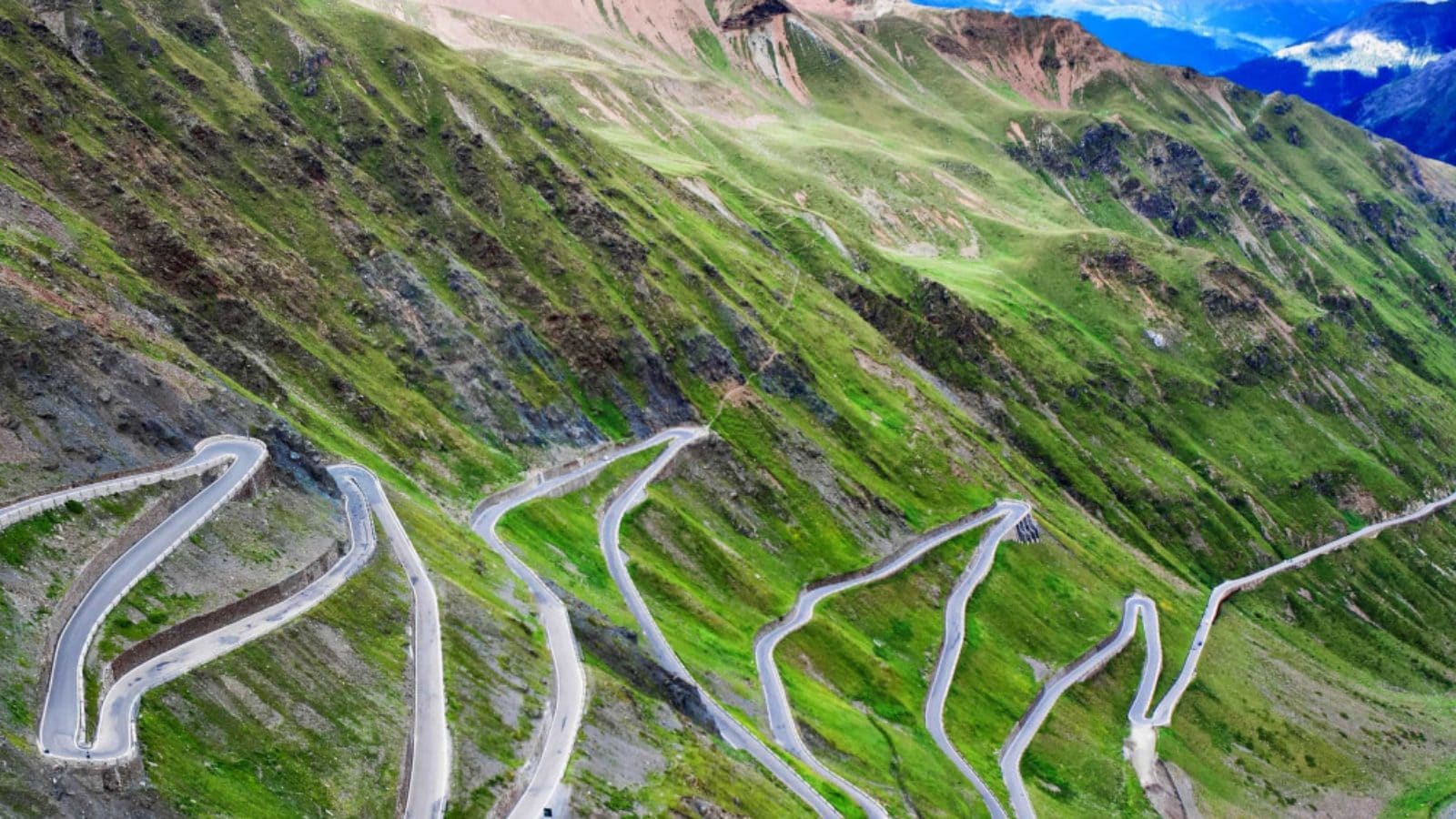 Snake curve roads| ఈ రోడ్లు చూస్తే కళ్లు తిరుగుతాయి– News18 Telugu