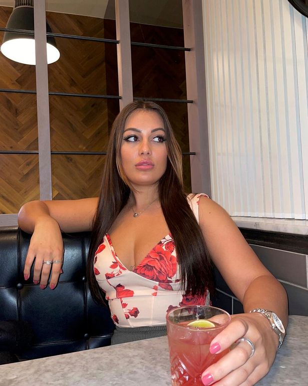 Photos : HR జాబ్ చేస్తూ.. ఫొటోలు అమ్ముకుంటోంది.. గుడ్ బై చెప్పిన కంపెనీ – News18 తెలుగు