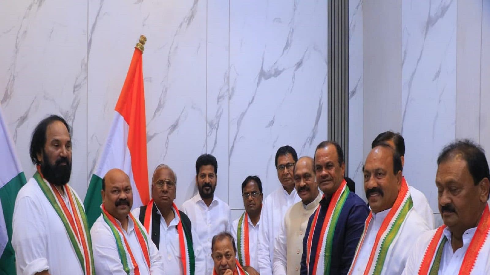 D Srinivas: డీఎస్ కుటుంబంలో అసలేం జరుగుతోంది ?.. పార్టీలు ఇంట్లో ...