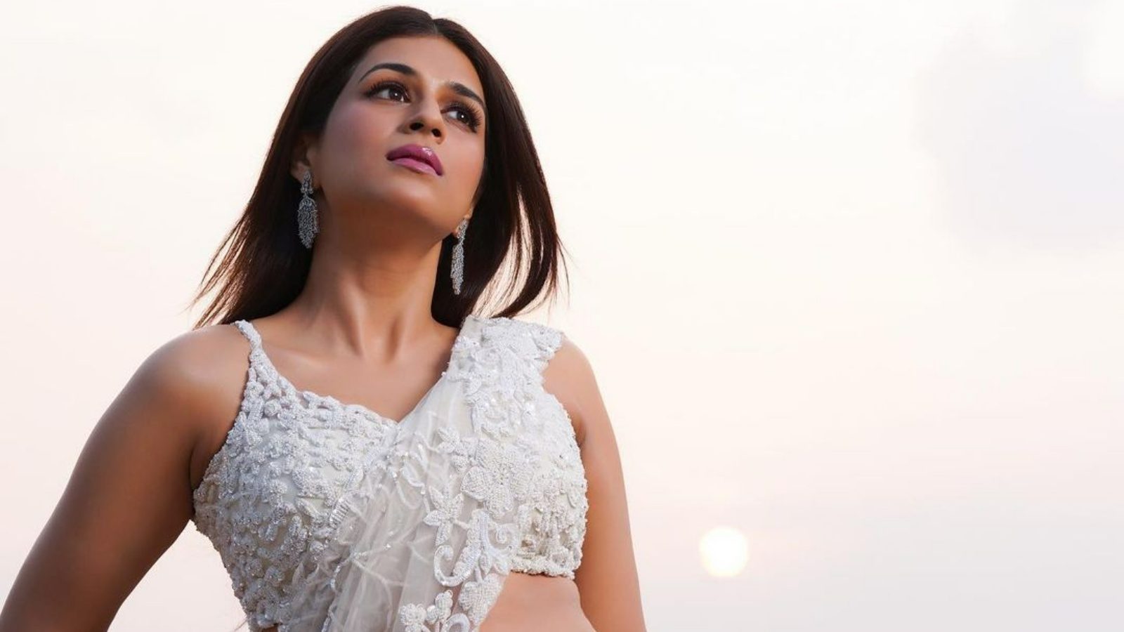 Shraddha Das white Saree looks viral on social media | శ్రద్ధా దాస్ ...