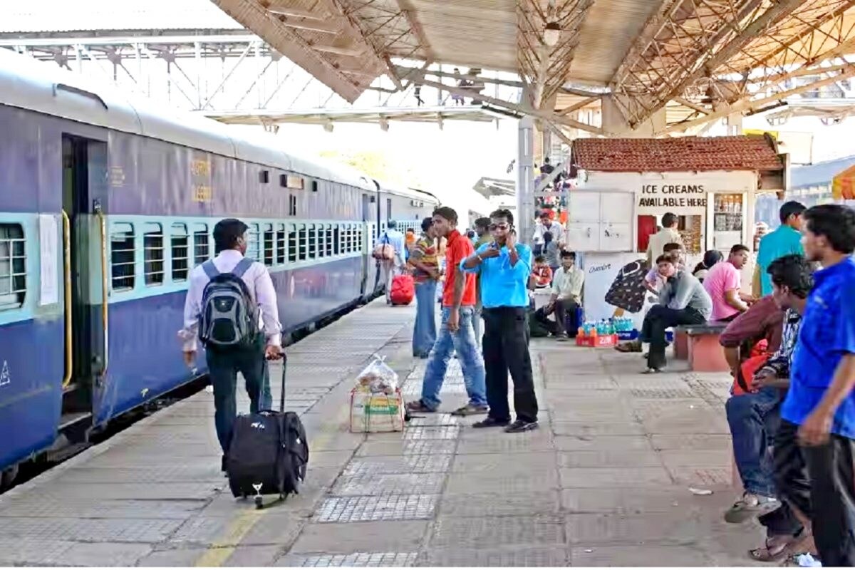 Indian Railways : రైలులో ఆహారాలు ఎక్కువ ధరకు అమ్మితే.. ఇలా కంప్లైంట్ ...