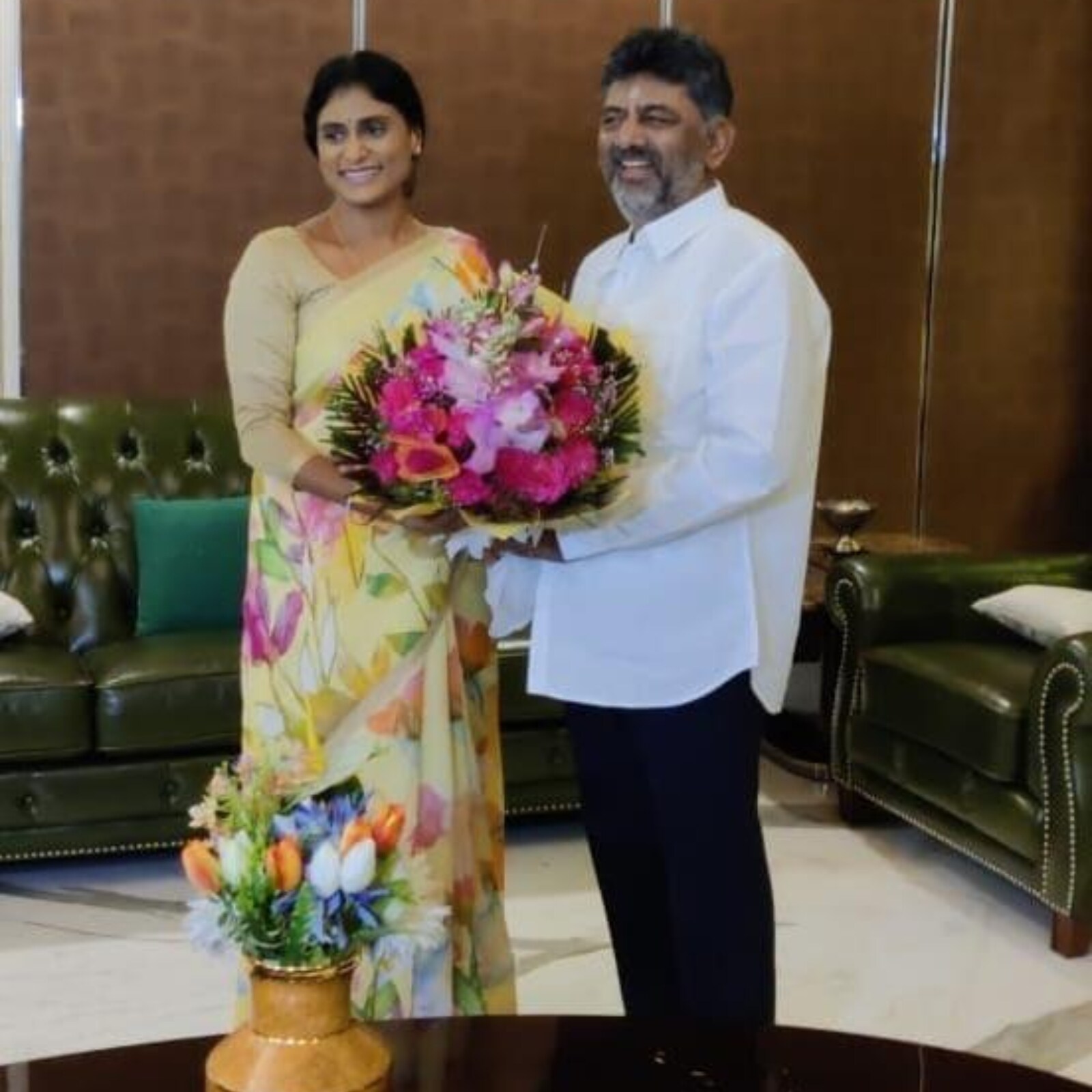 YS Sharmila Ready to join In Congress Party | YS Shrmila: జగన్‌కు బిగ్ షాక్... ఆ పార్టీలో ...