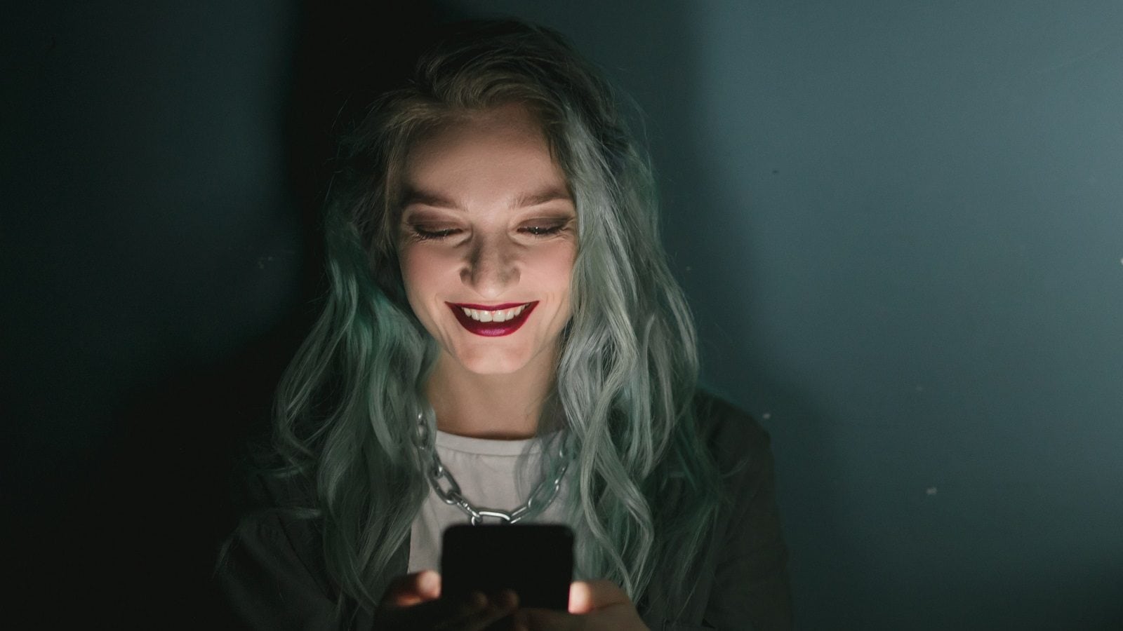 Are you using your smartphone too much in the dark You have to face ...