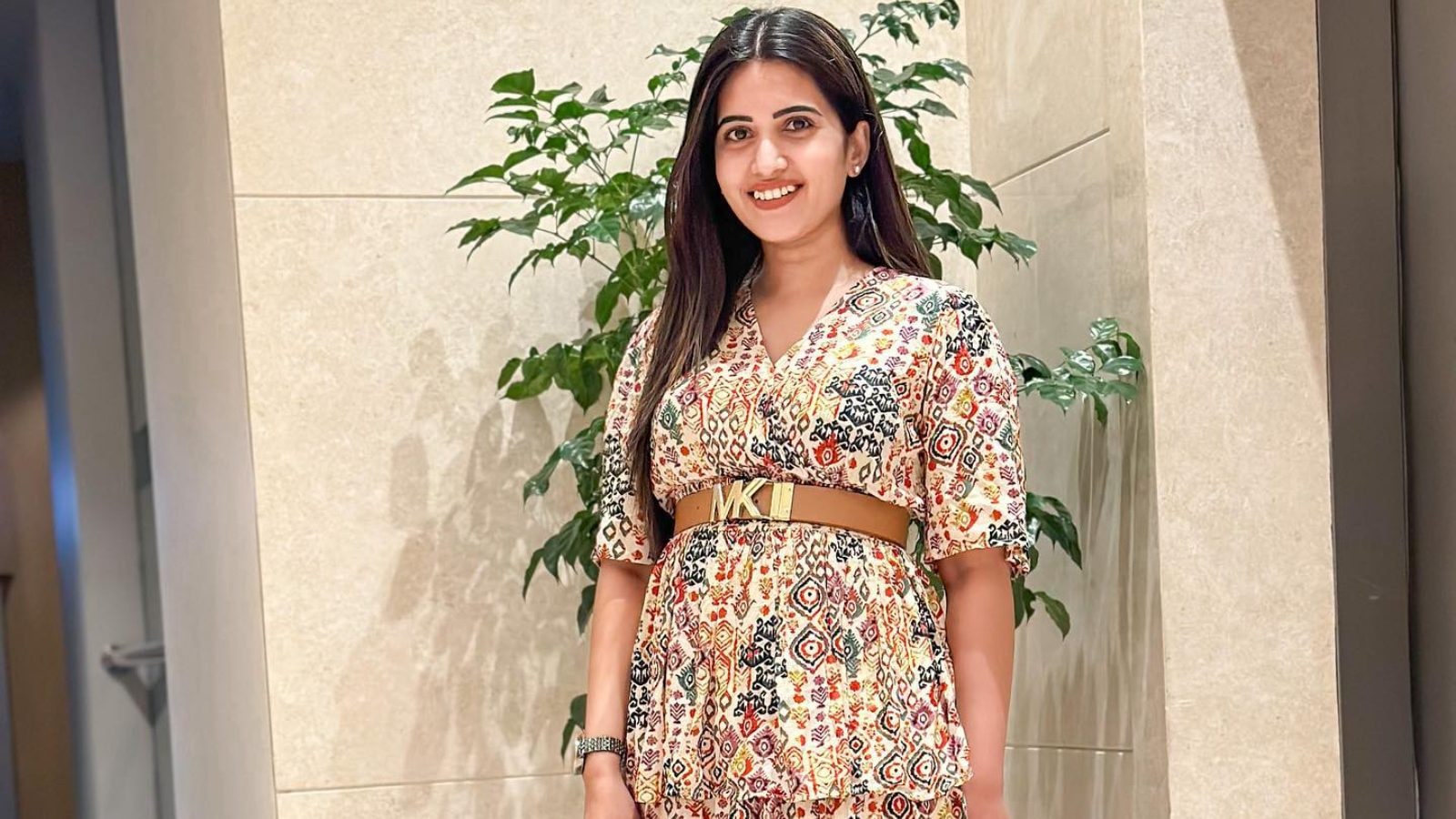 Anchor Sravanthi : పొట్టి గౌనులో సోకుల విందు చేసిన యాంకర్ స్రవంతి ...