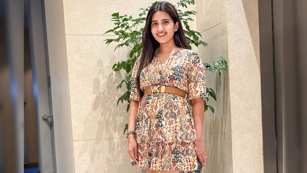 పొట్టి గౌనులో సోకుల విందు చేసిన యాంకర్ స్రవంతి.. లేటెస్ట్ పిక్స్ వైరల్..