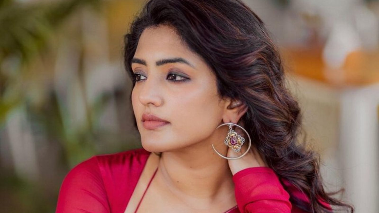 Eesha Rebba: చీరకట్టులో కసక్ అనిపిస్తోన్న ఈషా రెబ్బ అందాలు.. వావ్ ...