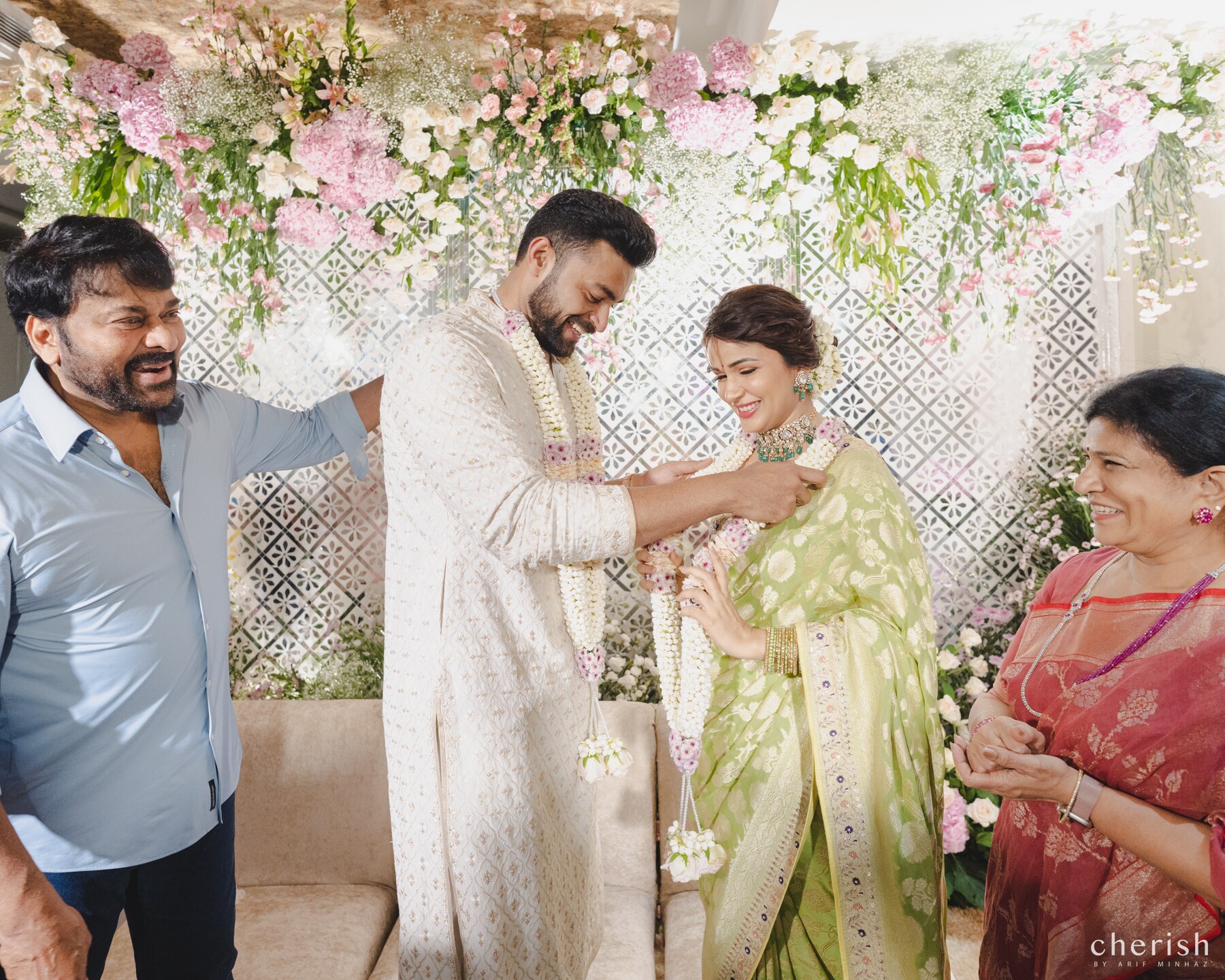 వరుణ్ తేజ్ ఎంగేజ్మెంట్‌లో పెద్దనాన్న చిరంజీవి సందడి.. పిక్ షేర్ చేసిన ...