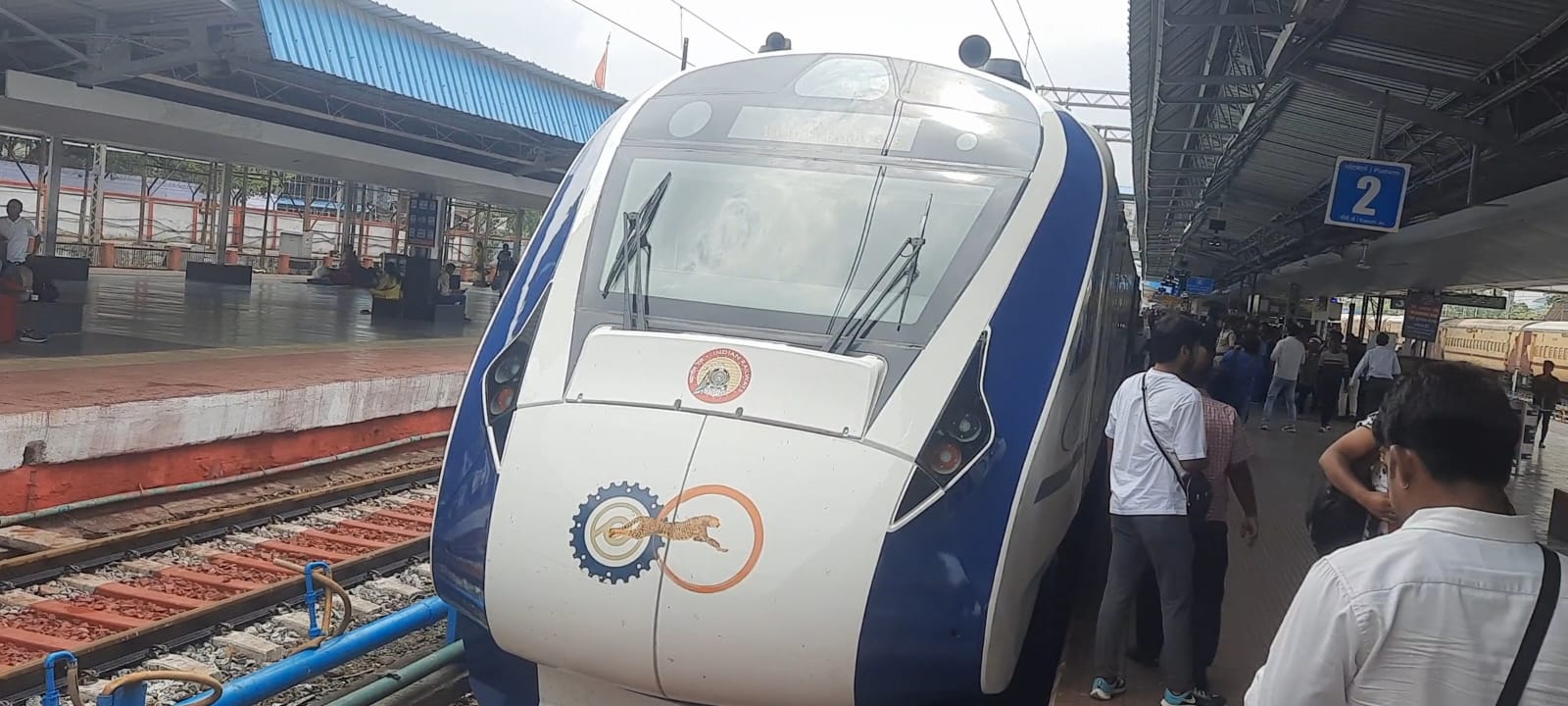 చిల్లర కోసం ఆలోచిస్తే.. రూ. 6000 హాంఫట్.. టాయిలెట్ కోసం వందేభారత్ ఎక్కి ఇరుక్కున్న వ్యక్తి ...