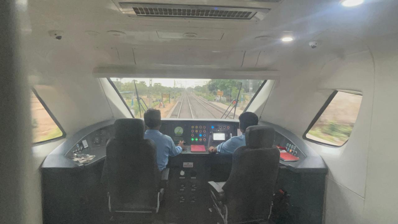 చిల్లర కోసం ఆలోచిస్తే.. రూ. 6000 హాంఫట్.. టాయిలెట్ కోసం వందేభారత్ ఎక్కి ఇరుక్కున్న వ్యక్తి ...