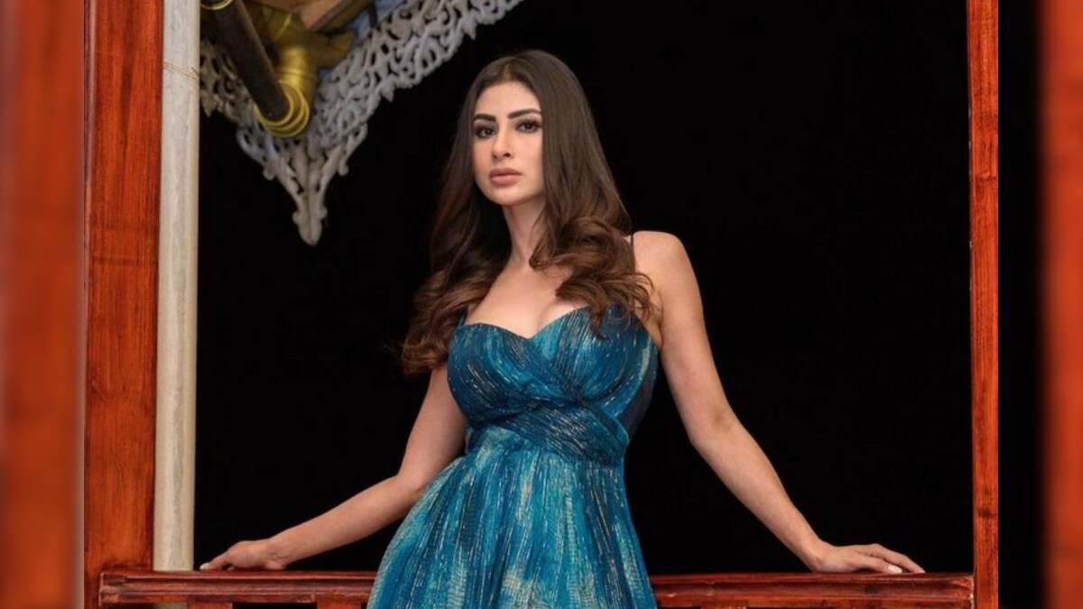 Mouni Roy: చిట్టి గౌనులో మౌనీ రాయ్ అందాల సోయగం.. నాగినీ లేటెస్ట్ పిక్స్ వైరల్..