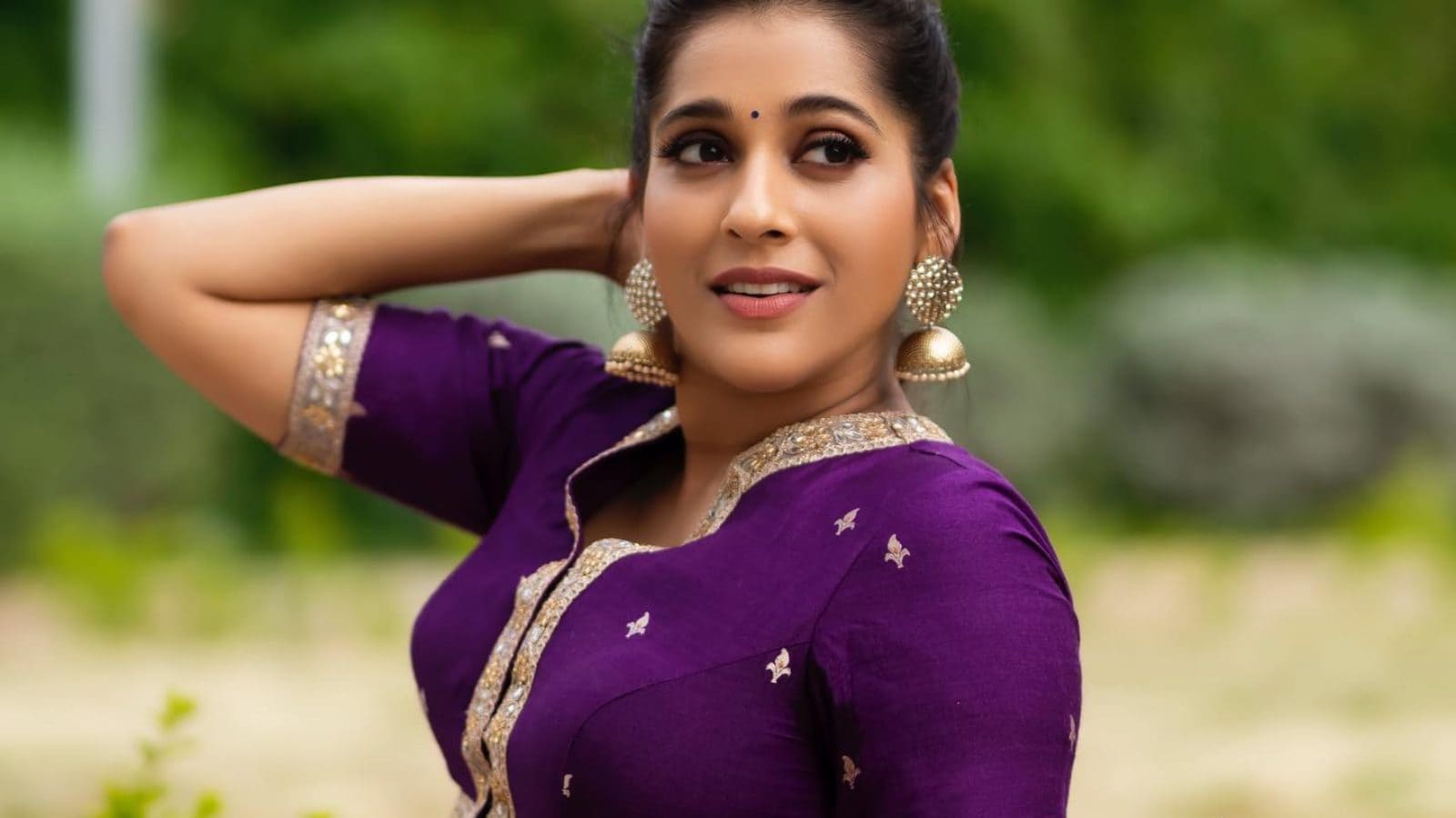 Rashmi Gautam : బుట్టబొమ్మలా రష్మి గౌతమ్.. పట్టు వస్త్రాల్లో ...