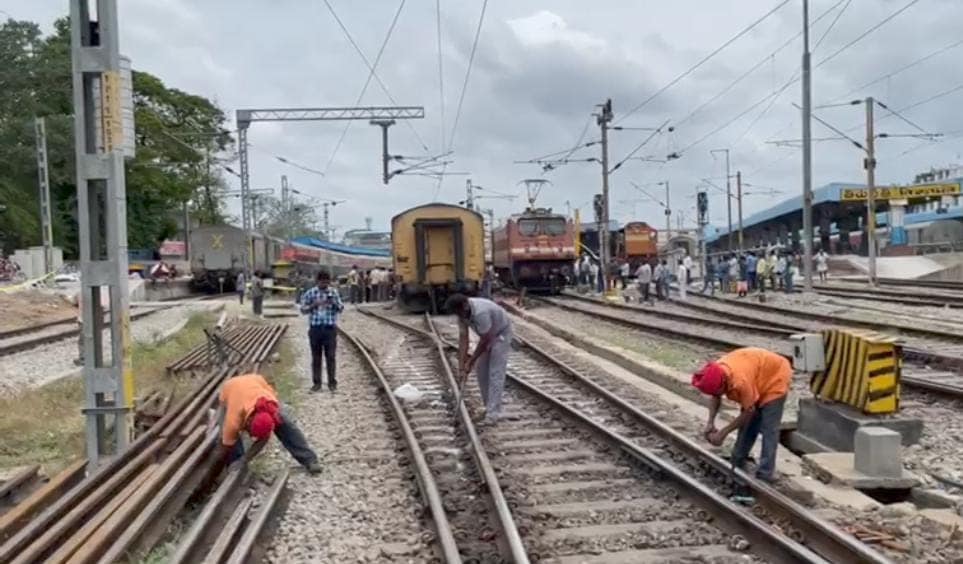 Padmavathi Express: పట్టాలు తప్పిన పద్మావతి ఎక్స్‌ప్రెస్.. తృటిలో ...