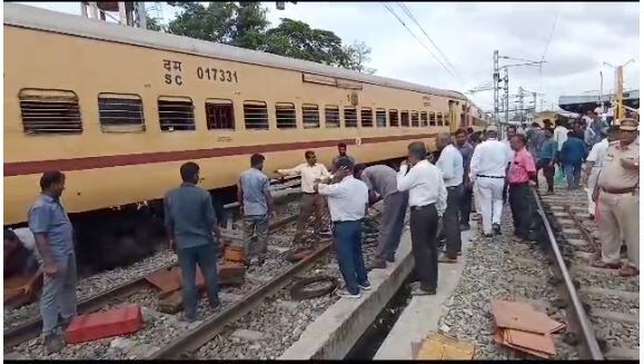 Padmavathi Express: పట్టాలు తప్పిన పద్మావతి ఎక్స్‌ప్రెస్.. తృటిలో ...